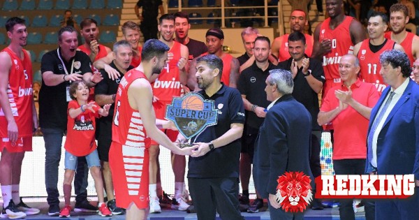 Φοβερός Παπανικολάου! Έδωσε το Σούπερ Καπ στον Χρήστο Μπαφέ, ώστε να το ...