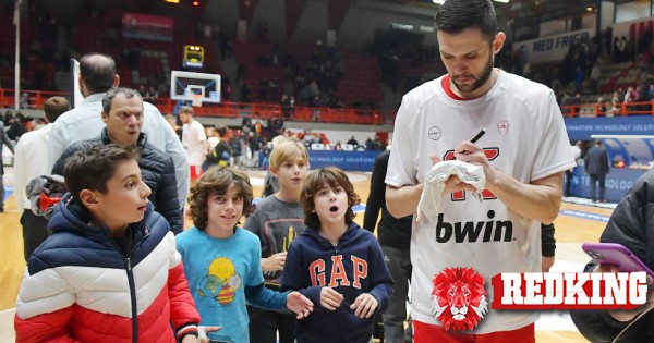 «Μοίρασε» χαμόγελα και αυτόγραφα ο Θρύλος! (photos) - ΜΠΑΣΚΕΤ - REDKING
