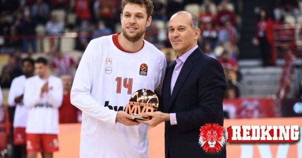 Το βραβείο του MVP του Νοέμβριου στα χέρια του Σάσα! (photo) - ΜΠΑΣΚΕΤ ...